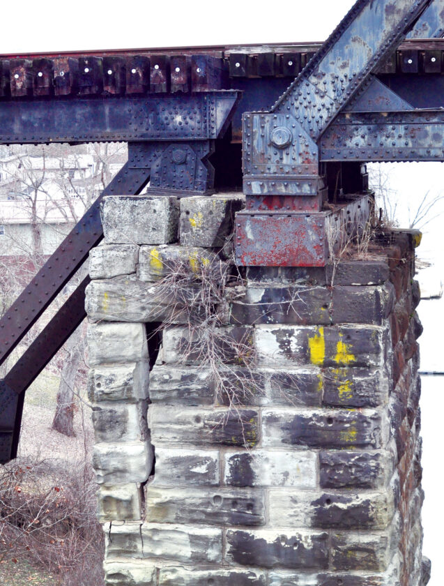 Parkersburg-Belpre railroad bridge owner plans repair of crack in pier ...